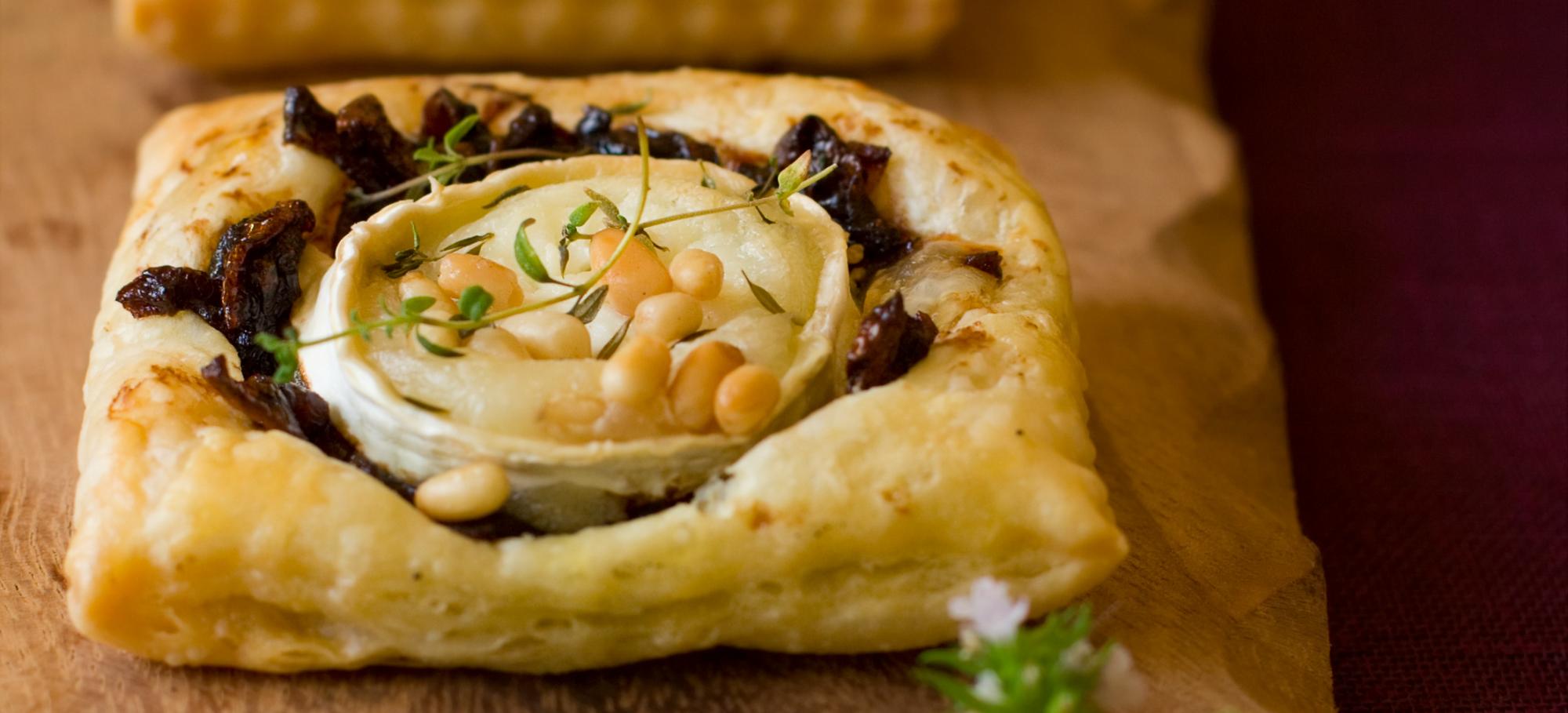 Feuilletés de chèvre, confit d'oignons et pommes | Mes Recettes